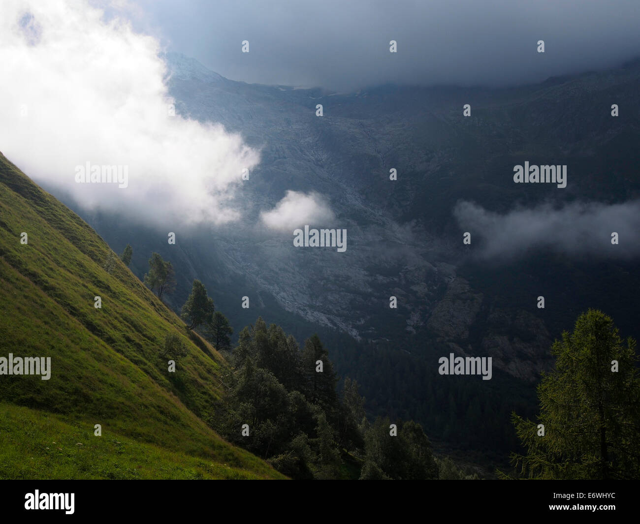 Mist on the mountains hi-res stock photography and images - Alamy