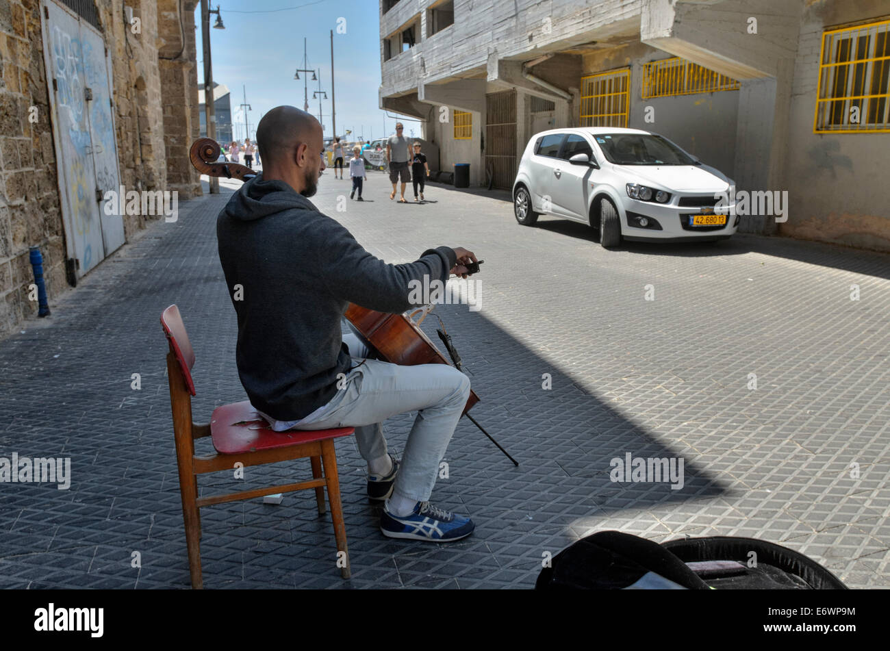 Old cellist hi-res stock photography and images - Alamy