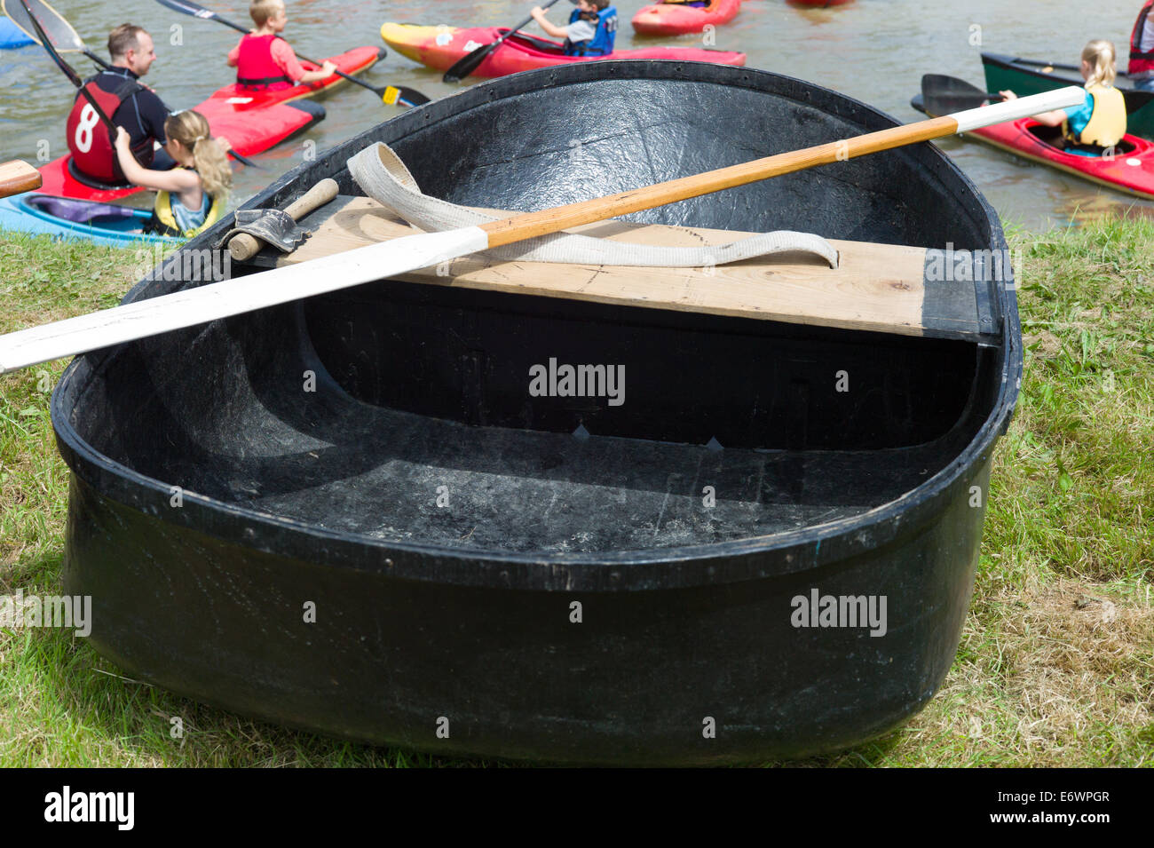 Coracle fishing craft hi-res stock photography and images - Alamy