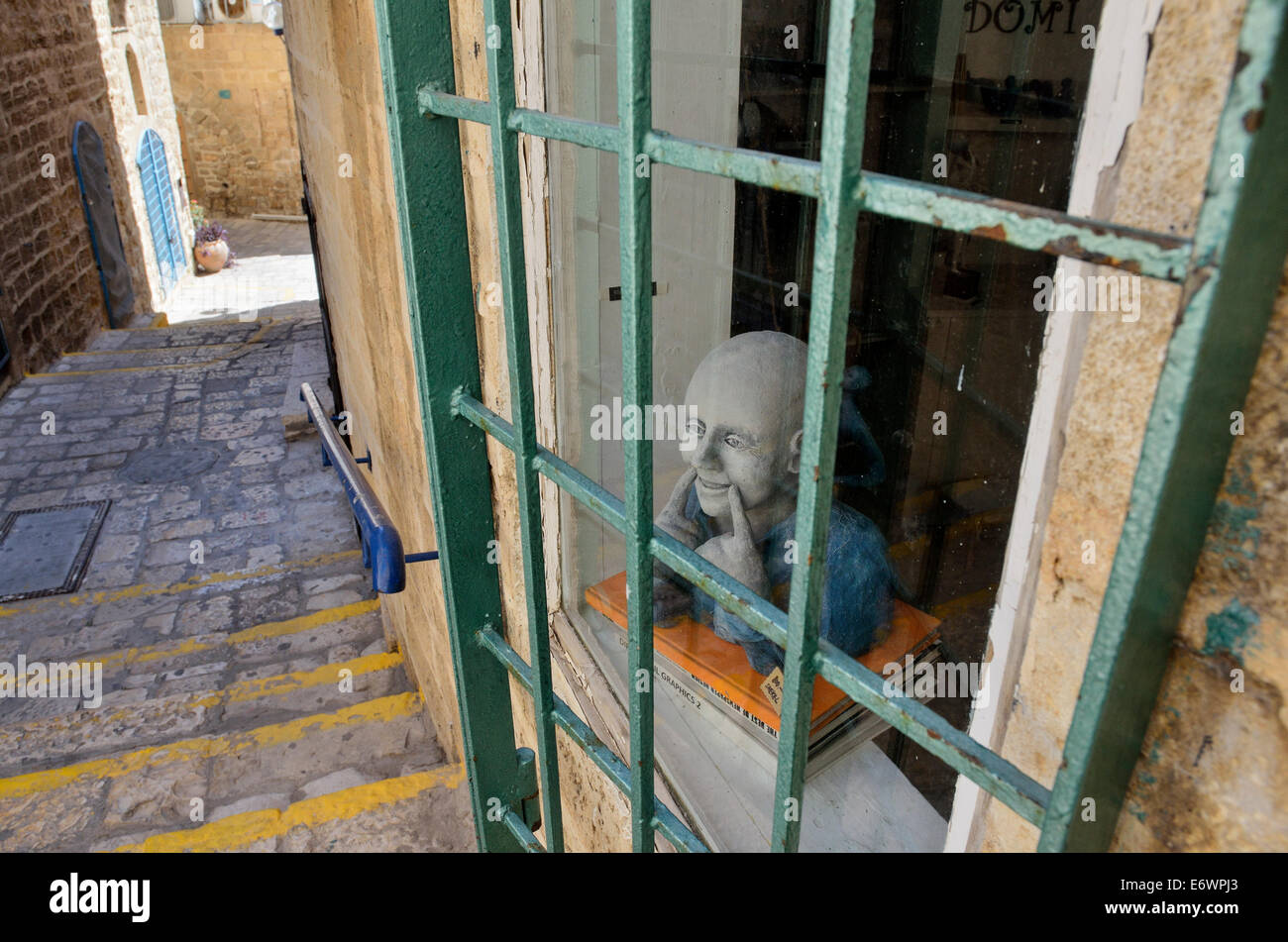 Sculpture man view in window hi-res stock photography and images - Alamy