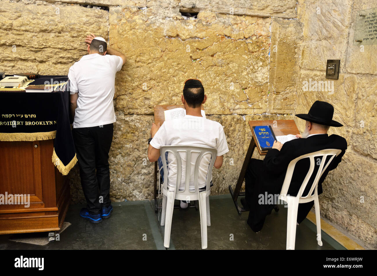 Jews read Torah at the Wailing Wall, Jerusalem, Israel Stock Photo - Alamy