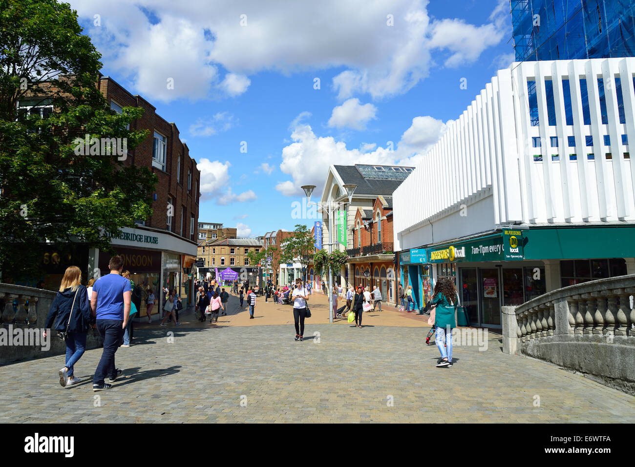 Shopping street bridges hi-res stock photography and images - Alamy