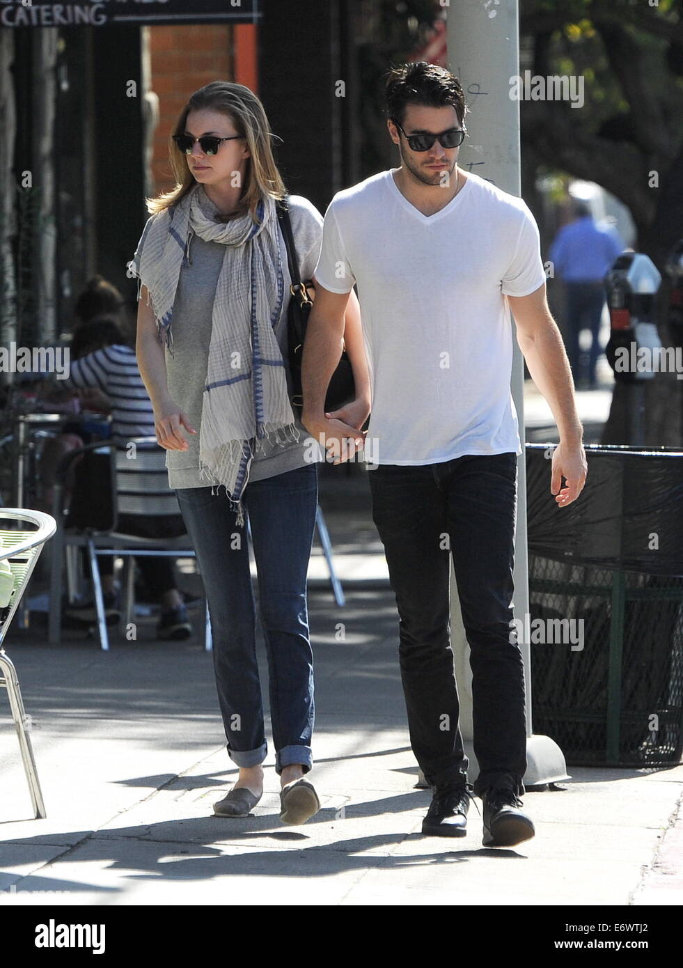 Emily vancamp josh bowman hi-res stock photography and images - Alamy