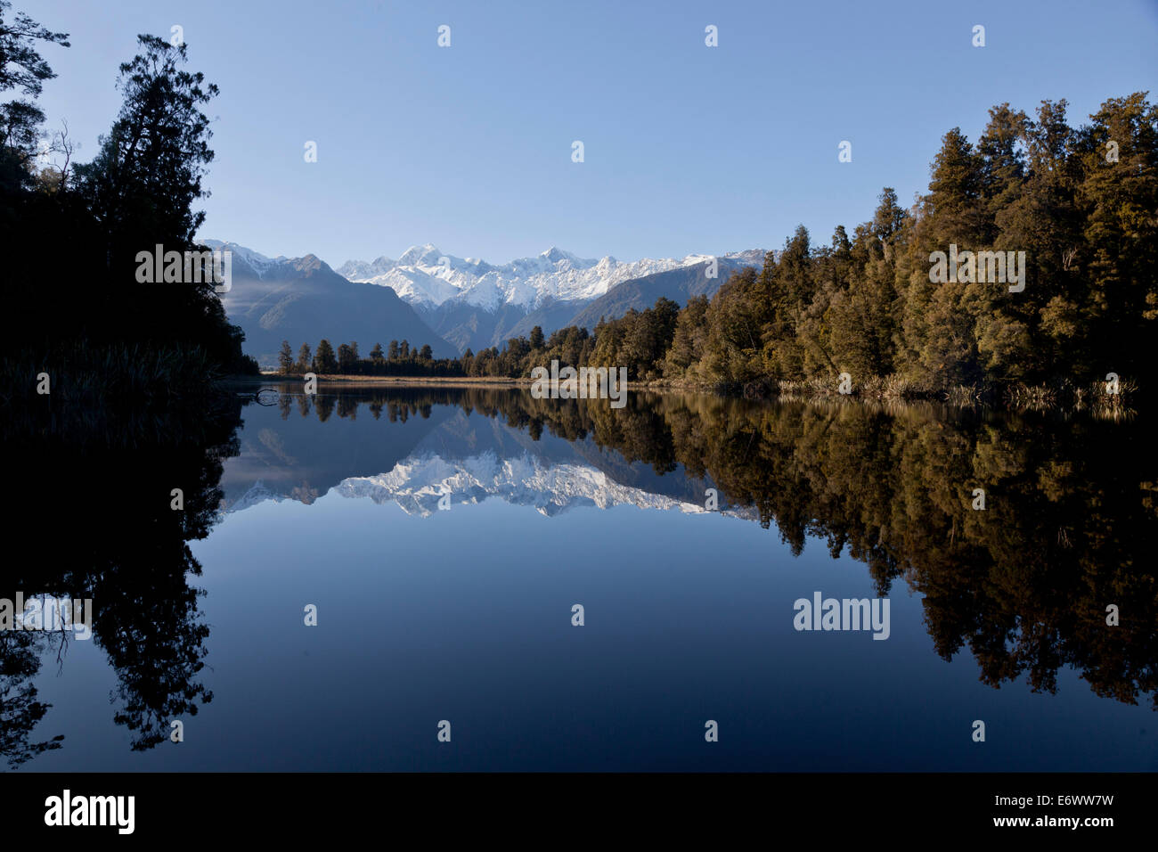 Perfect mountain reflections at Lake Matheson, Southern Alps with Mount ...