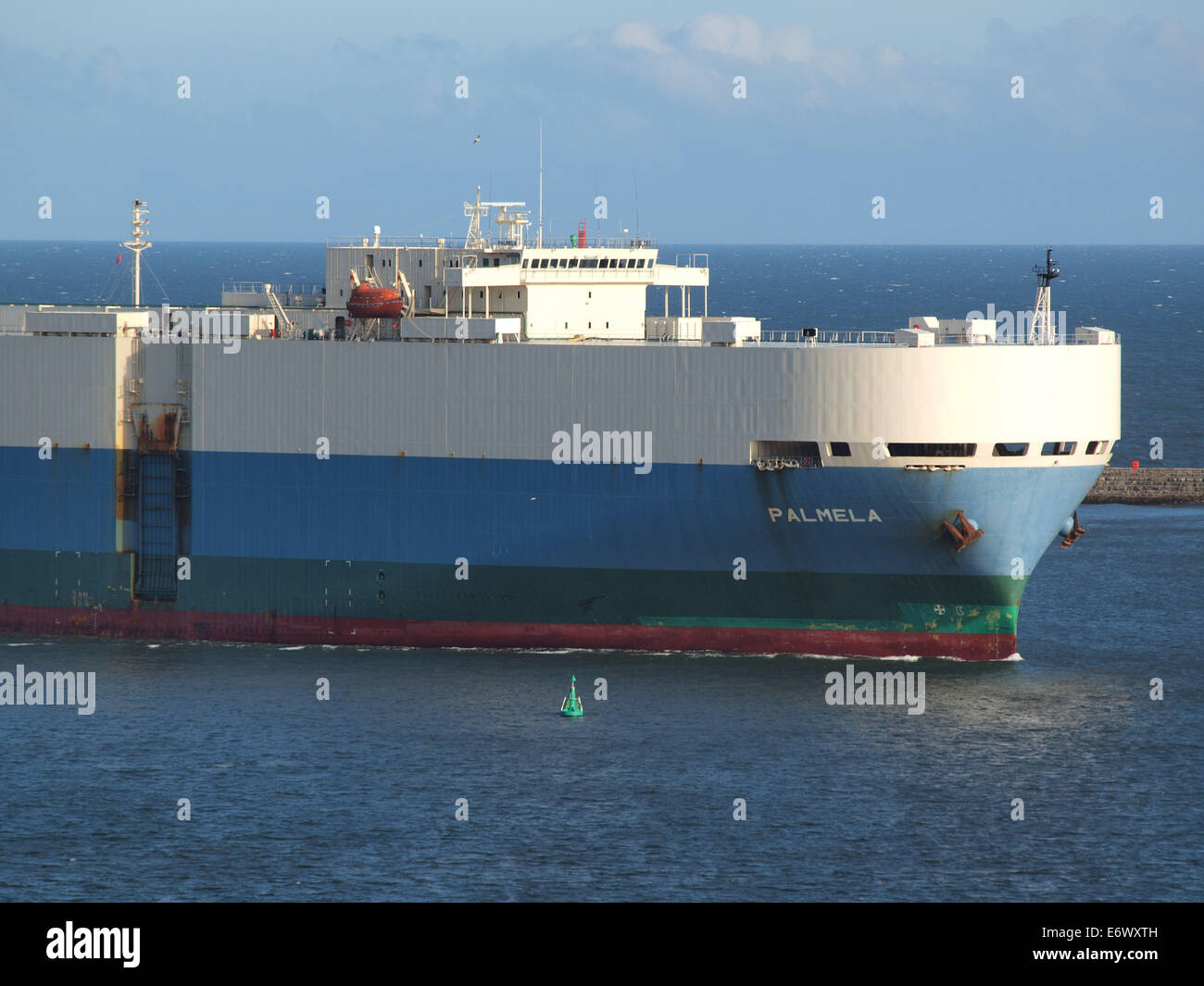The 55926ton Mitsui OSK-Line 'Palemela' entering the river Tyne and ...