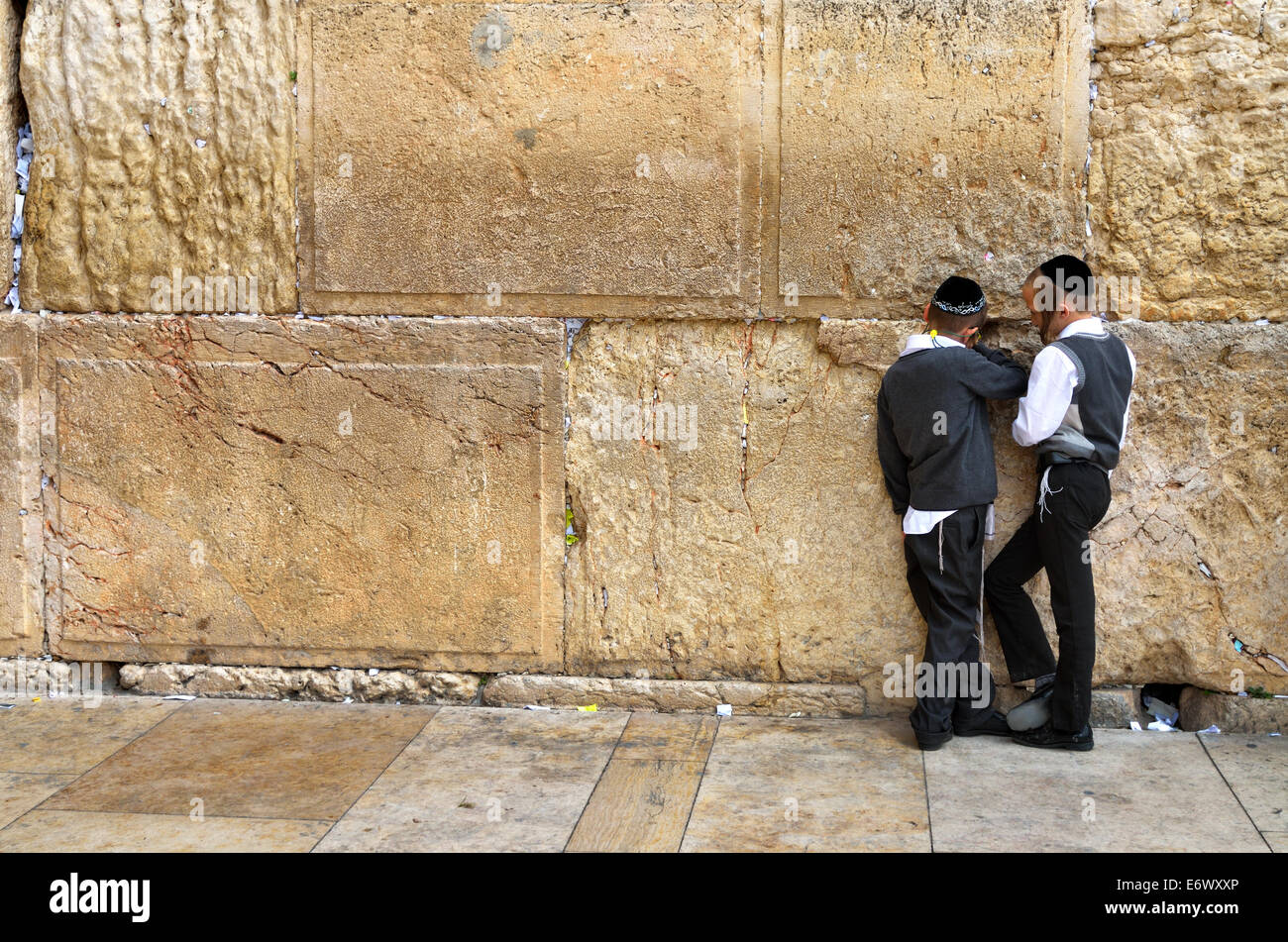 Prayer notes in western wall israel hi-res stock photography and images ...