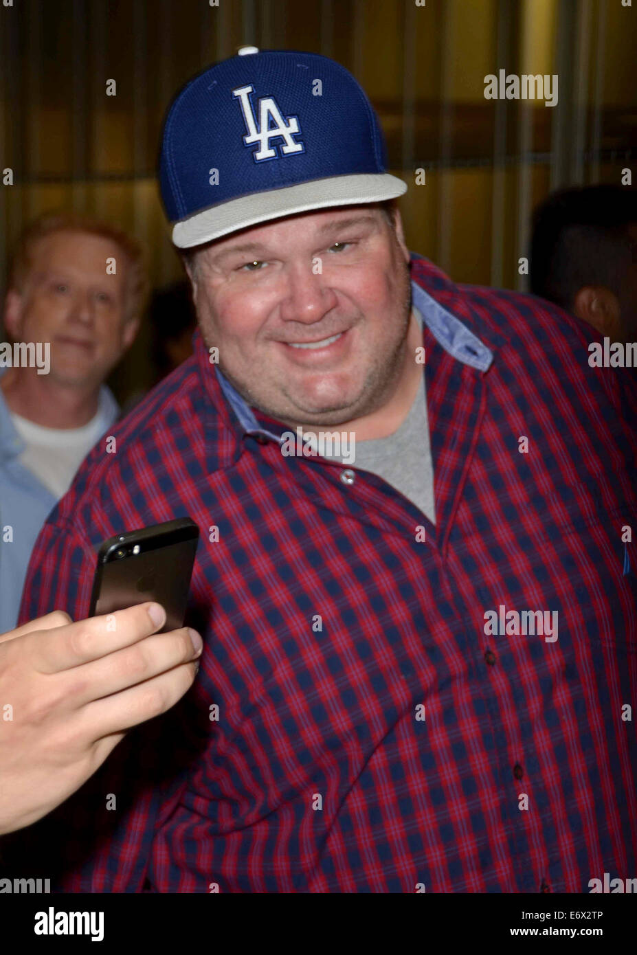 'Modern Family' star Eric Stonestreet sports a Los Angeles Dodgers hat ...