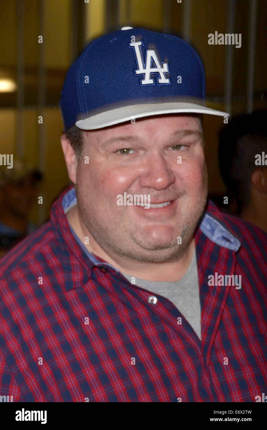 'Modern Family' star Eric Stonestreet sports a Los Angeles Dodgers hat ...