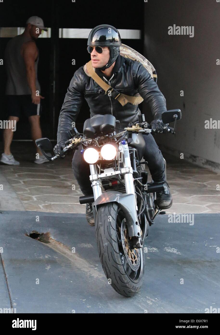 Justin Theroux rides his Ducati from a gym donning an oversized back ...