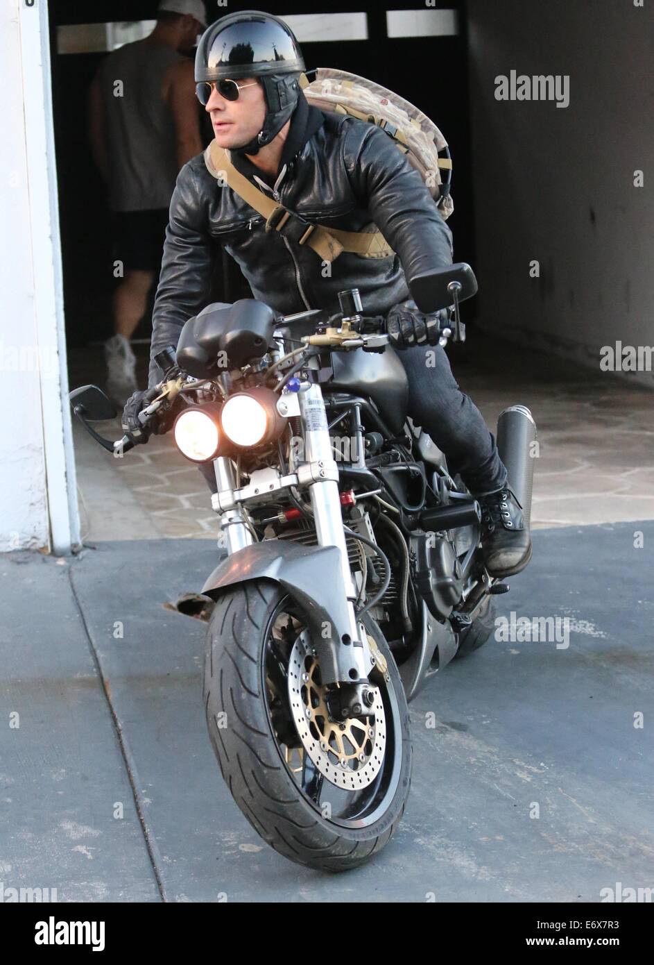 Justin Theroux rides his Ducati from a gym donning an oversized back ...