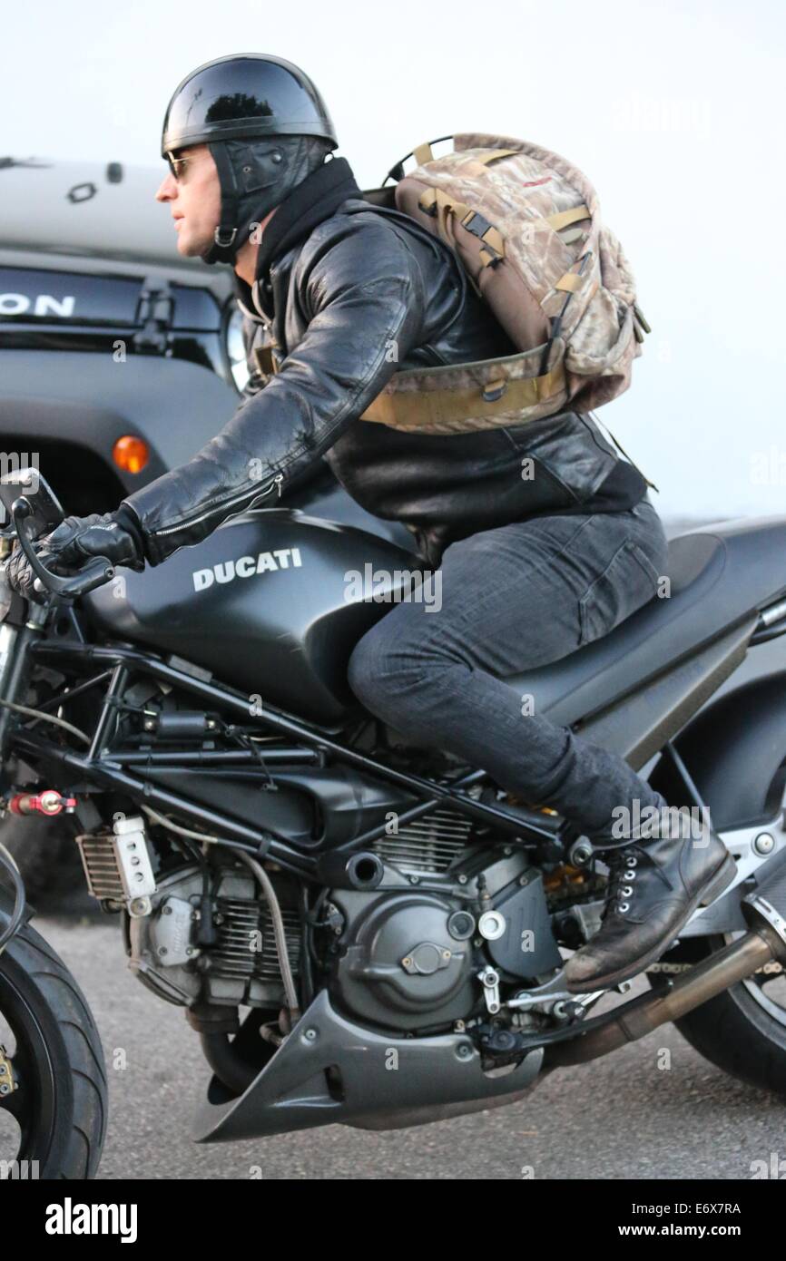 Justin Theroux rides his Ducati from a gym donning an oversized back ...