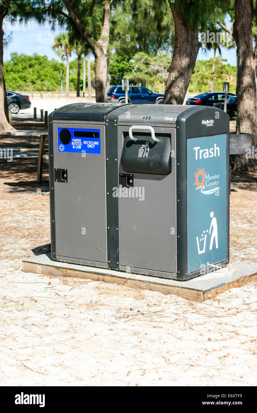 Trash cans hi-res stock photography and images - Alamy