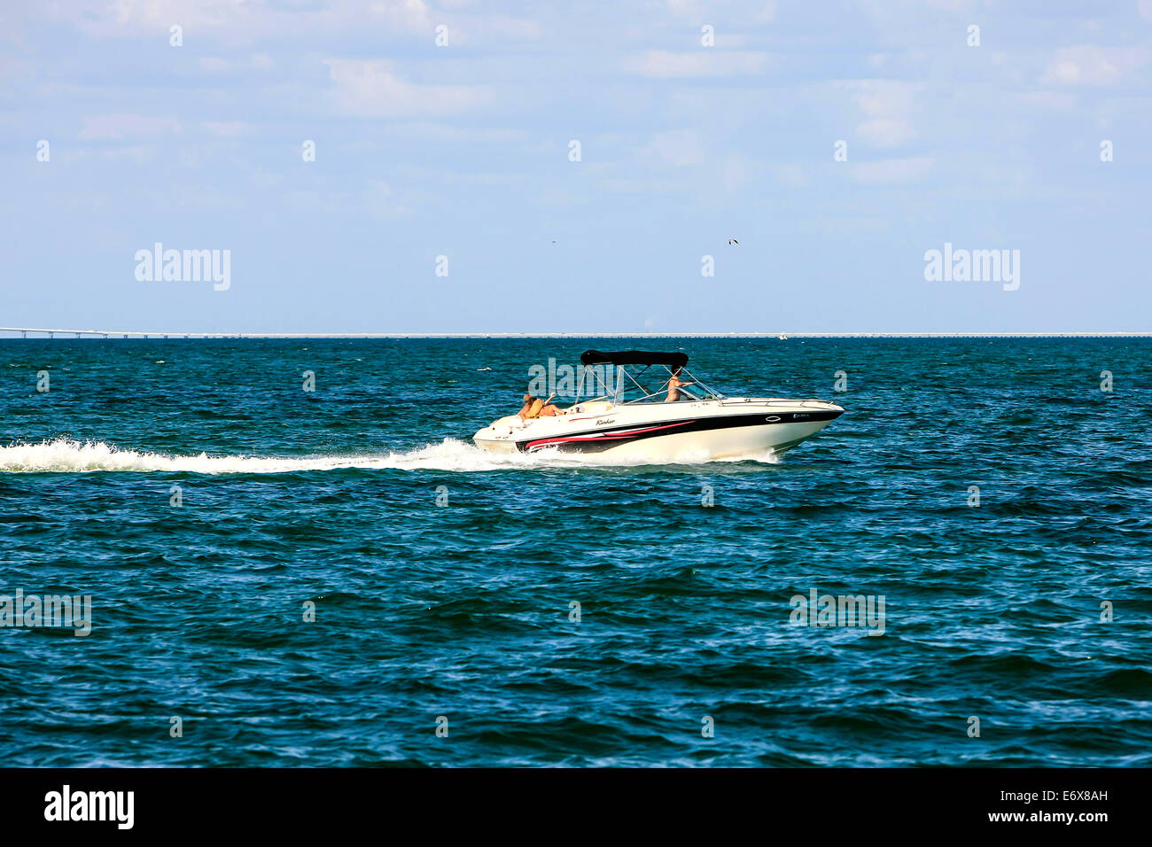 Speeding powerboat hi-res stock photography and images - Alamy