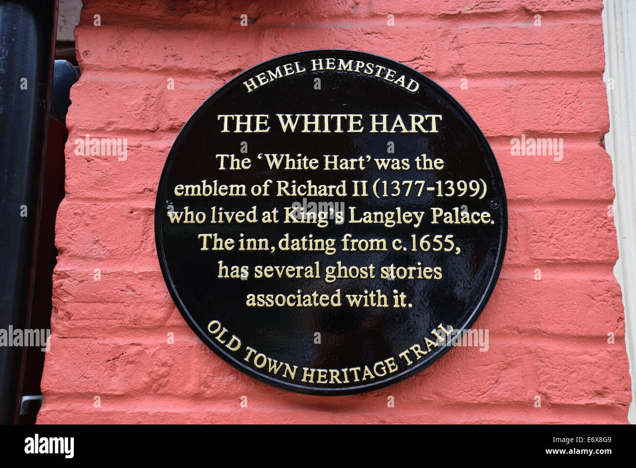 The White Hart Inn heritage trail plaque on wall, High Street, Old Town ...