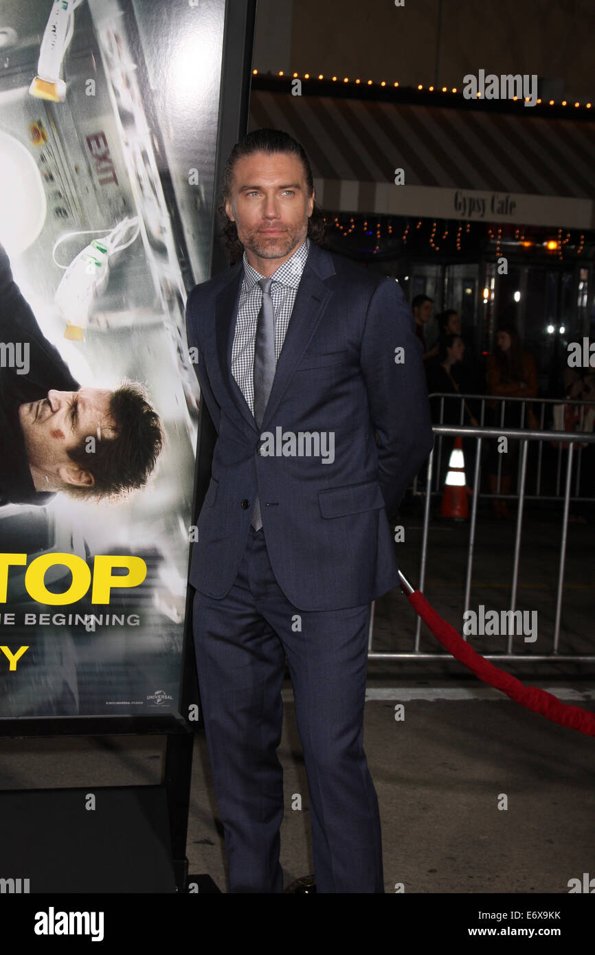 Non-Stop Premiere staring Liam Neeson and Julianne Moore Featuring ...