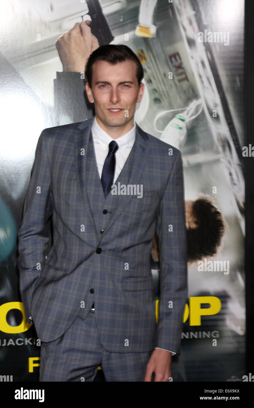 Non-Stop Premiere staring Liam Neeson and Julianne Moore Featuring ...