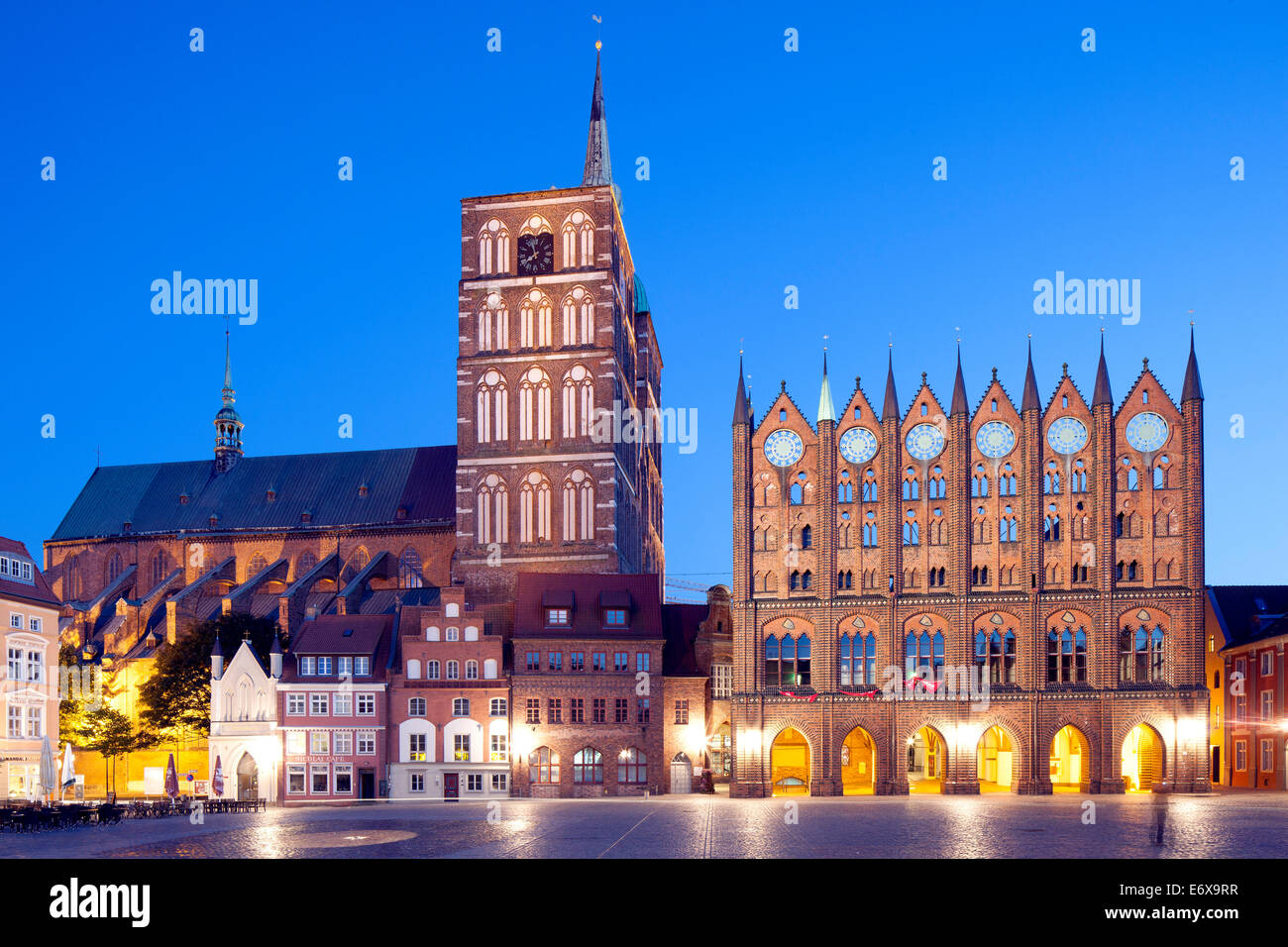 13th century market town hi-res stock photography and images - Alamy