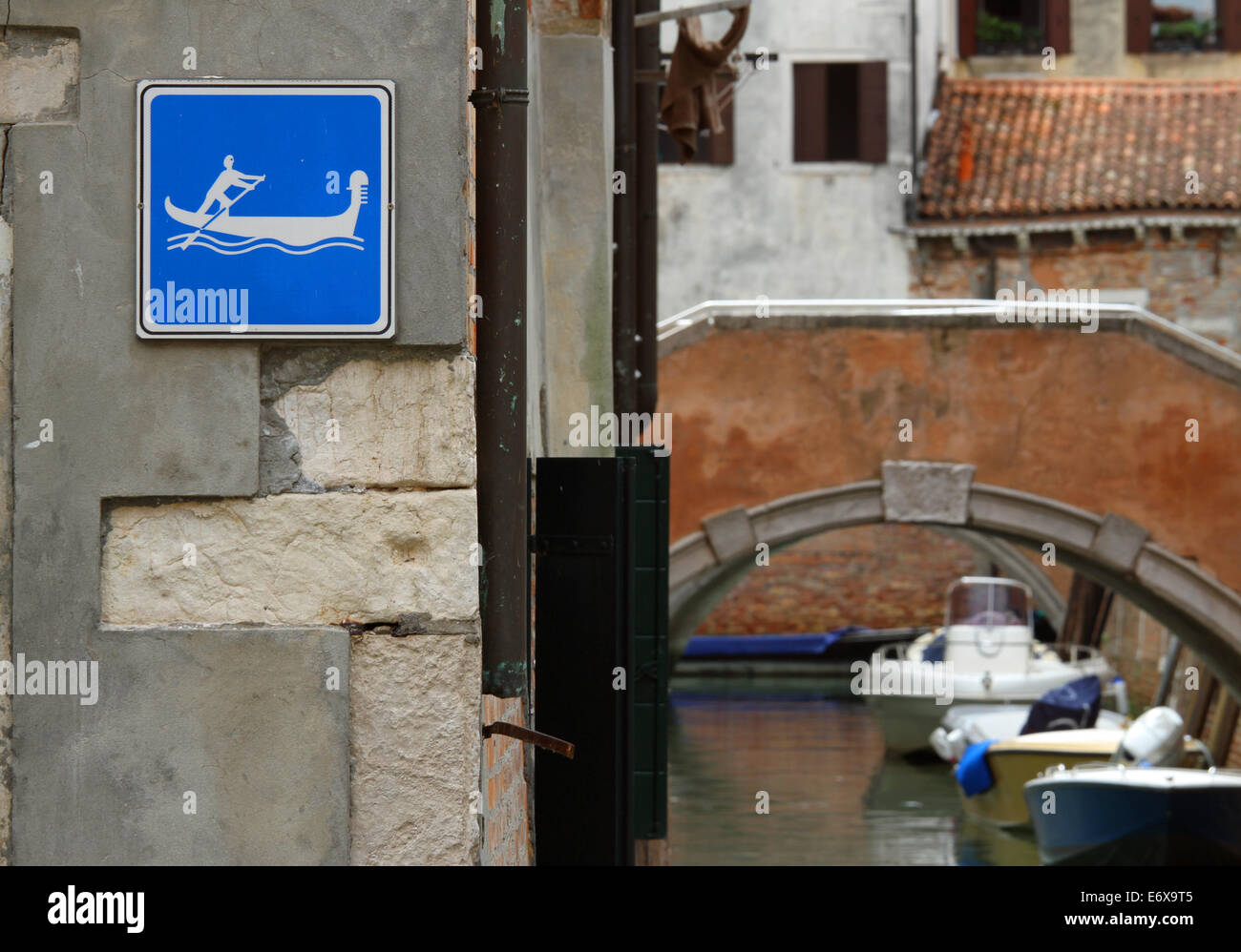 blue sign of attention to gondolas on the Canal in Venice Stock Photo ...