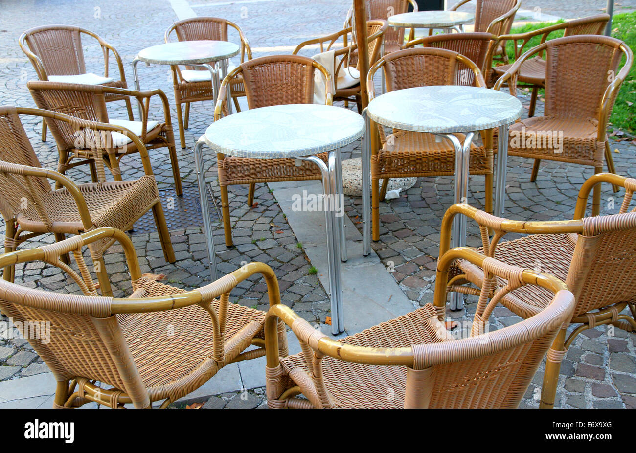 Table in the street hi-res stock photography and images - Alamy