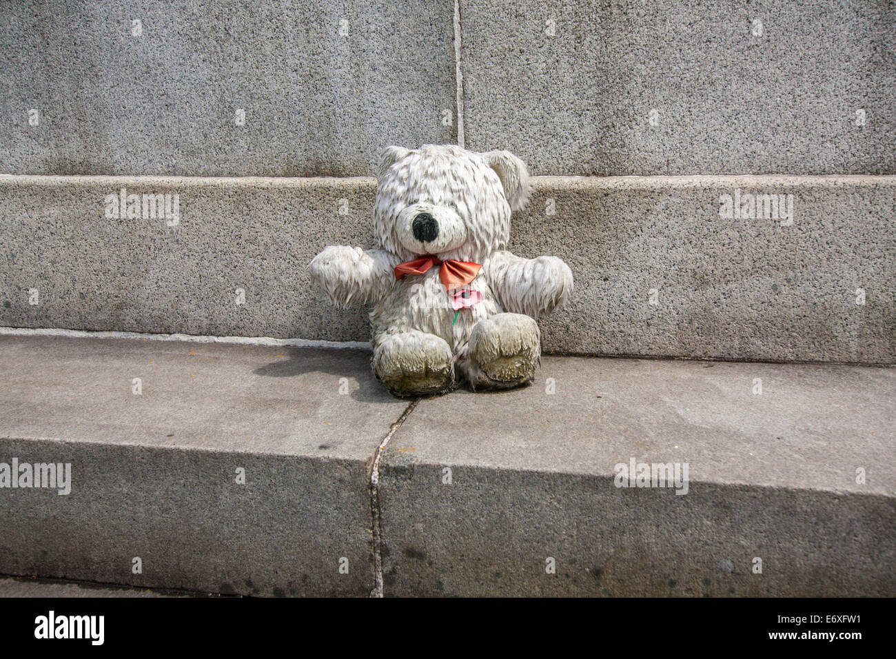 Kingdom ww2 world war two teddy bear hi-res stock photography and ...