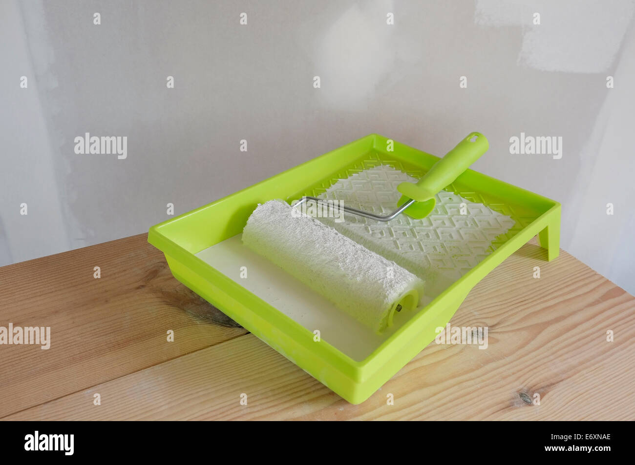 decorating roller and tray on table Stock Photo - Alamy