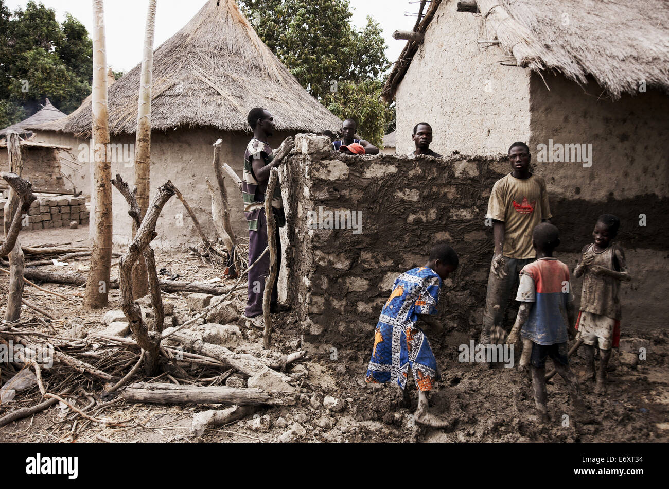 Villagers building an adobe hut, Magadala, Mali Stock Photo - Alamy