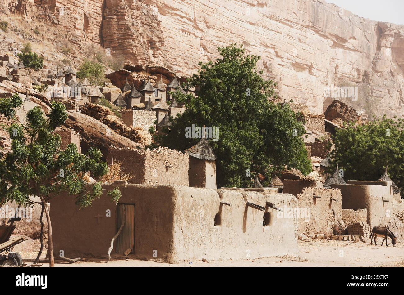 Village below the Cliffs of Bandiagara, Dogon land, Mopti region, Mali ...
