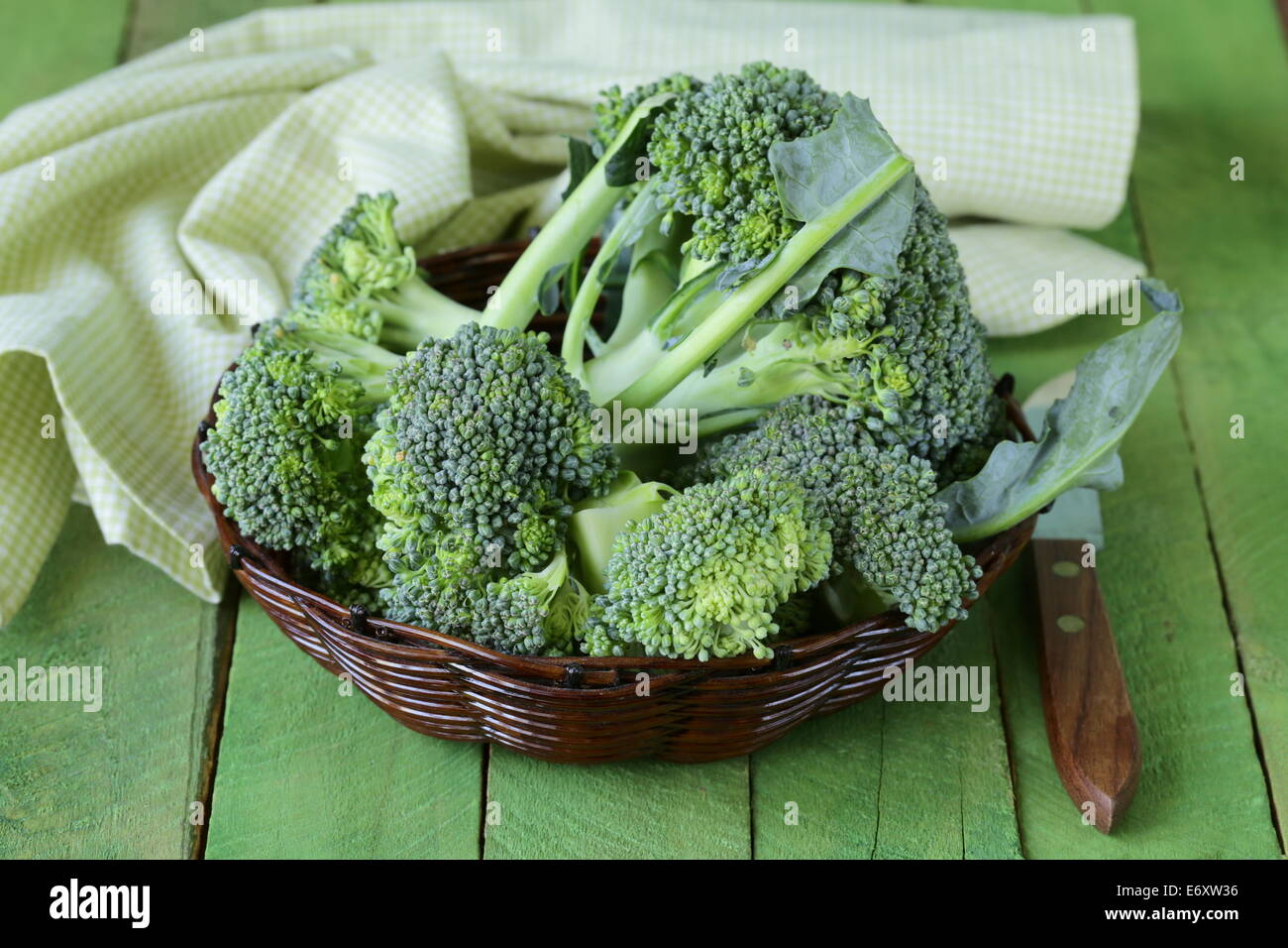 fresh organic broccoli in a wicker basket Stock Photo - Alamy