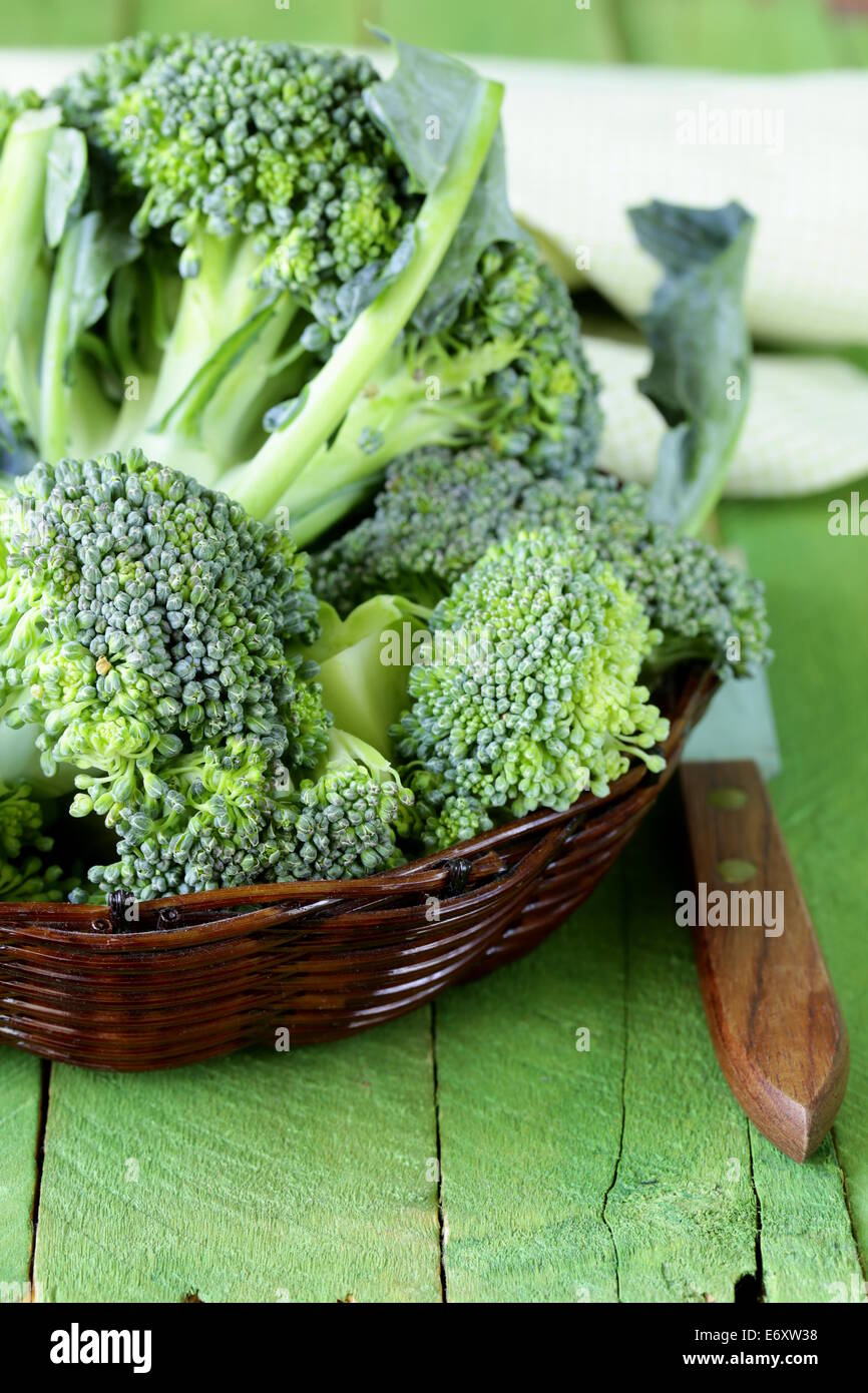 fresh organic broccoli in a wicker basket Stock Photo - Alamy