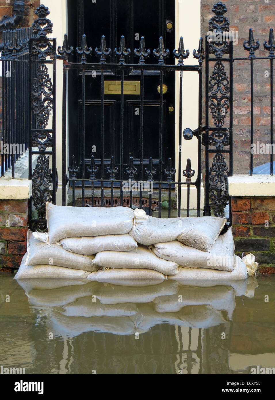 Sandbags in front of house hi-res stock photography and images - Alamy