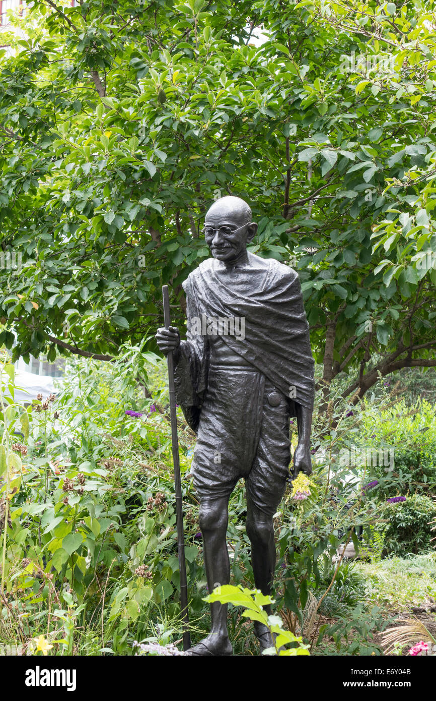 Statue mahatma gandhi union square hi-res stock photography and images ...