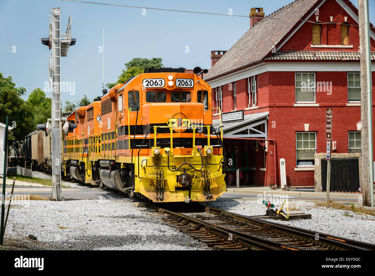 Maryland Midland GP38-3 Nos 2063 & 2066 in Central Oregon Pacific ...