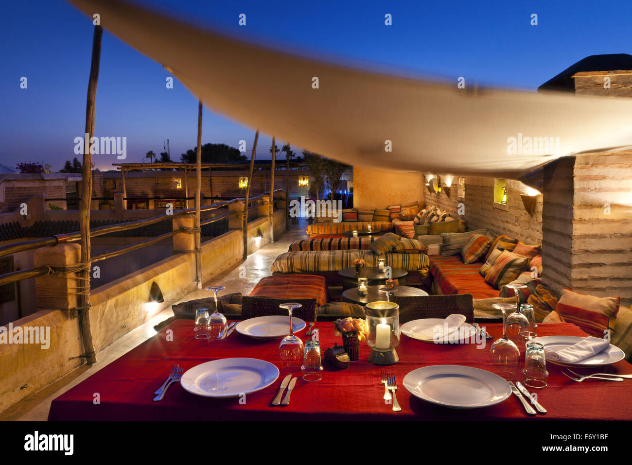 Rooftop restaurant dining hi-res stock photography and images - Alamy
