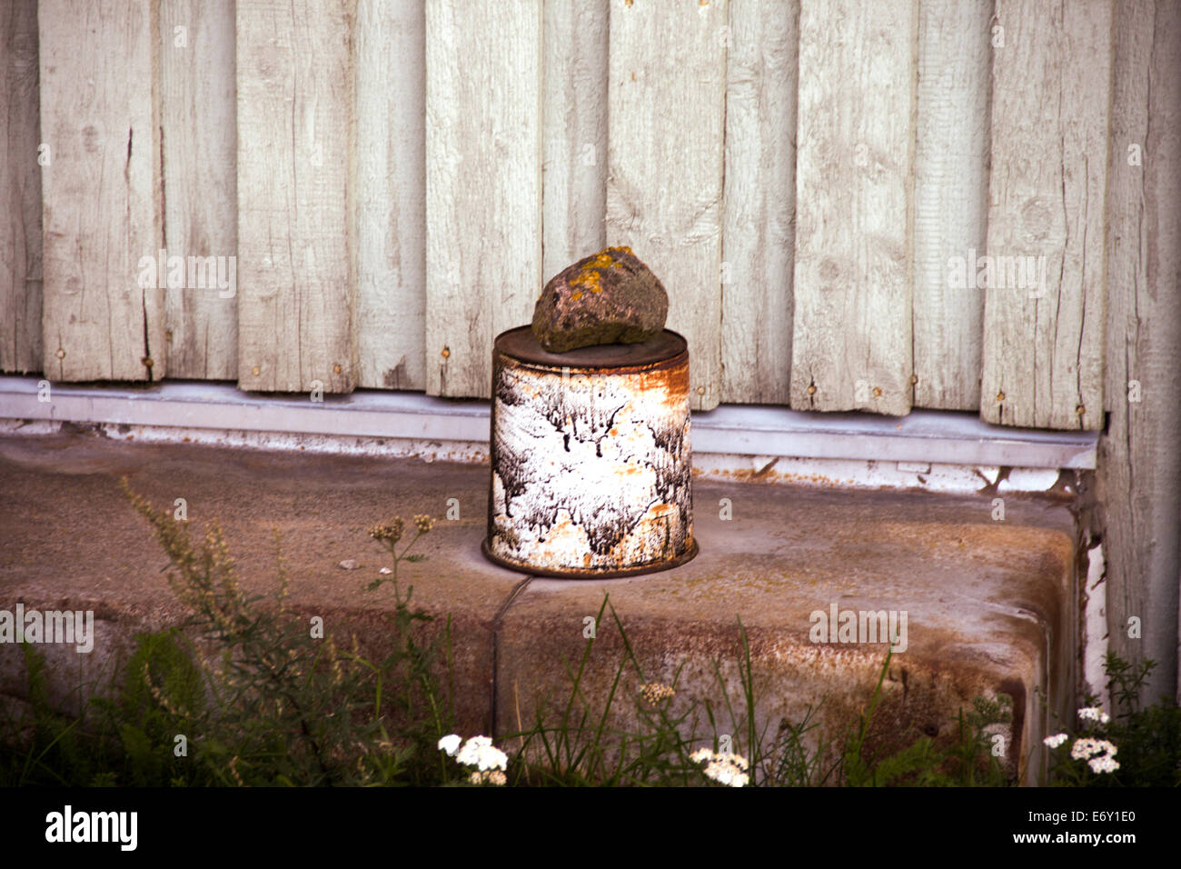 Old rusty paint can Stock Photo - Alamy