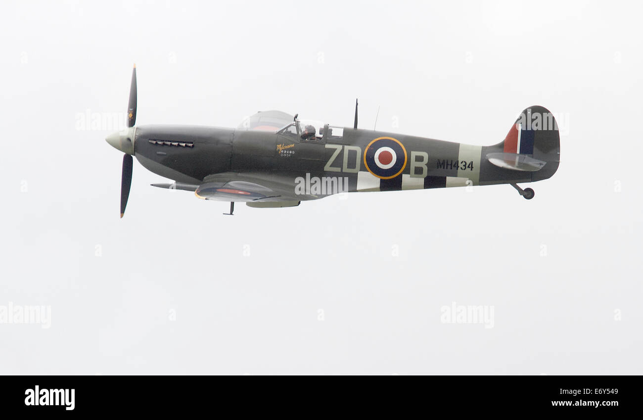 Supermarine Spitfire Mk IX MH434 based at Duxford, part of the 'Old ...
