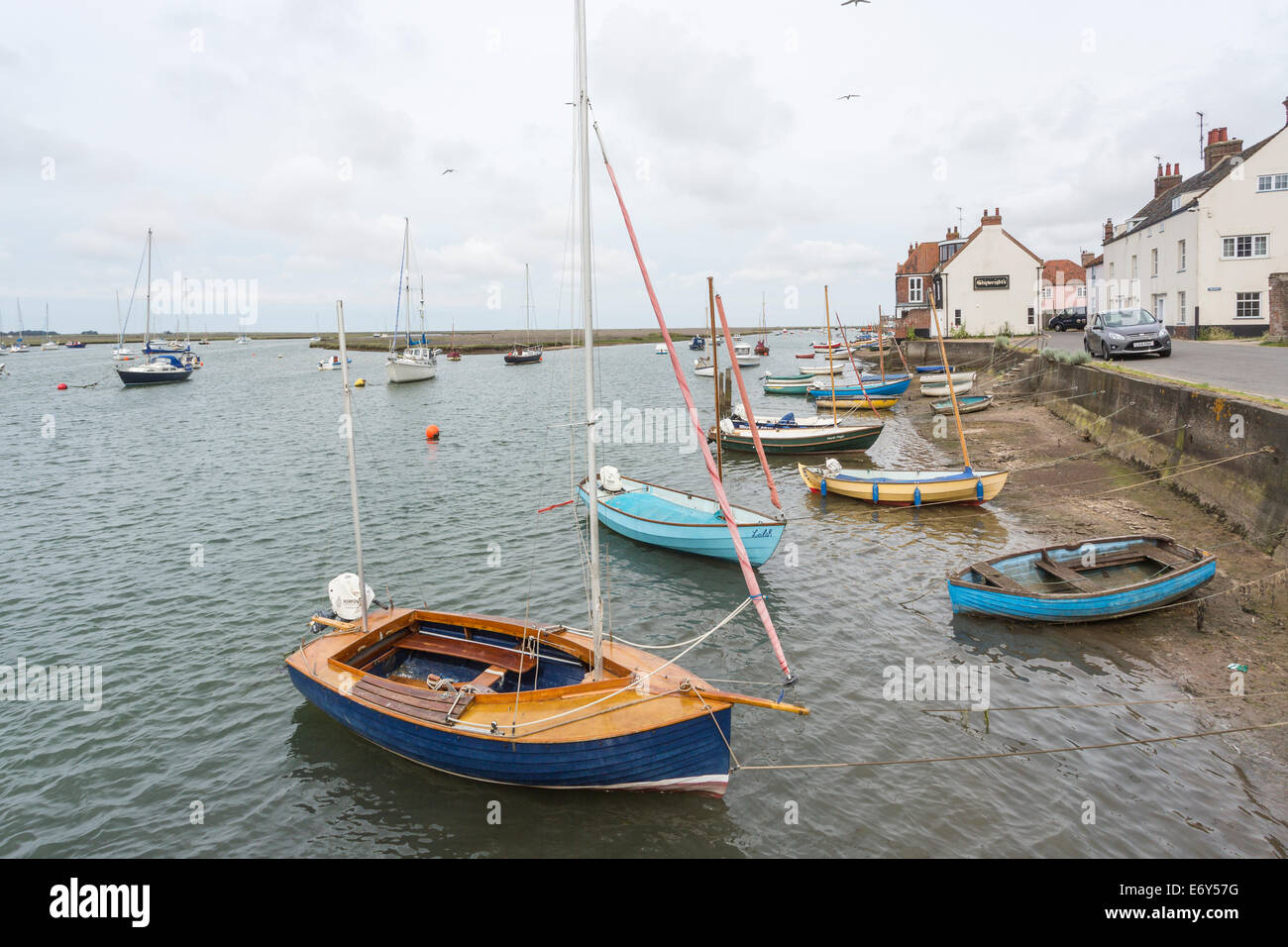 Boats next to shoreline hi-res stock photography and images - Alamy