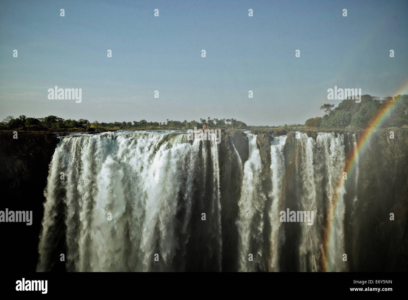 A group of people standing at the edge of Victoria Falls, Sambia ...