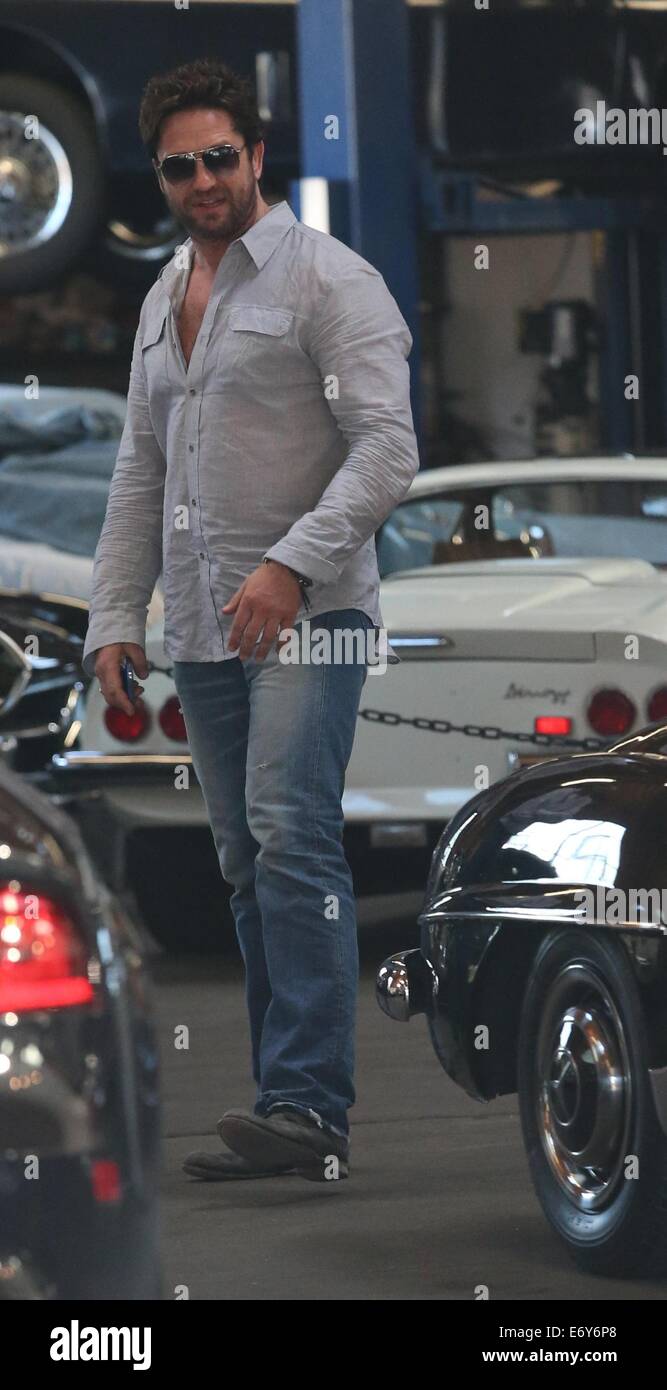 Gerard Butler looks at classic antique automobiles at Heritage Classic ...