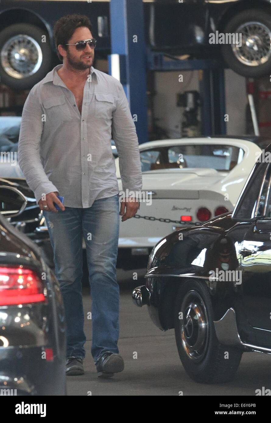 Gerard Butler looks at classic antique automobiles at Heritage Classic ...