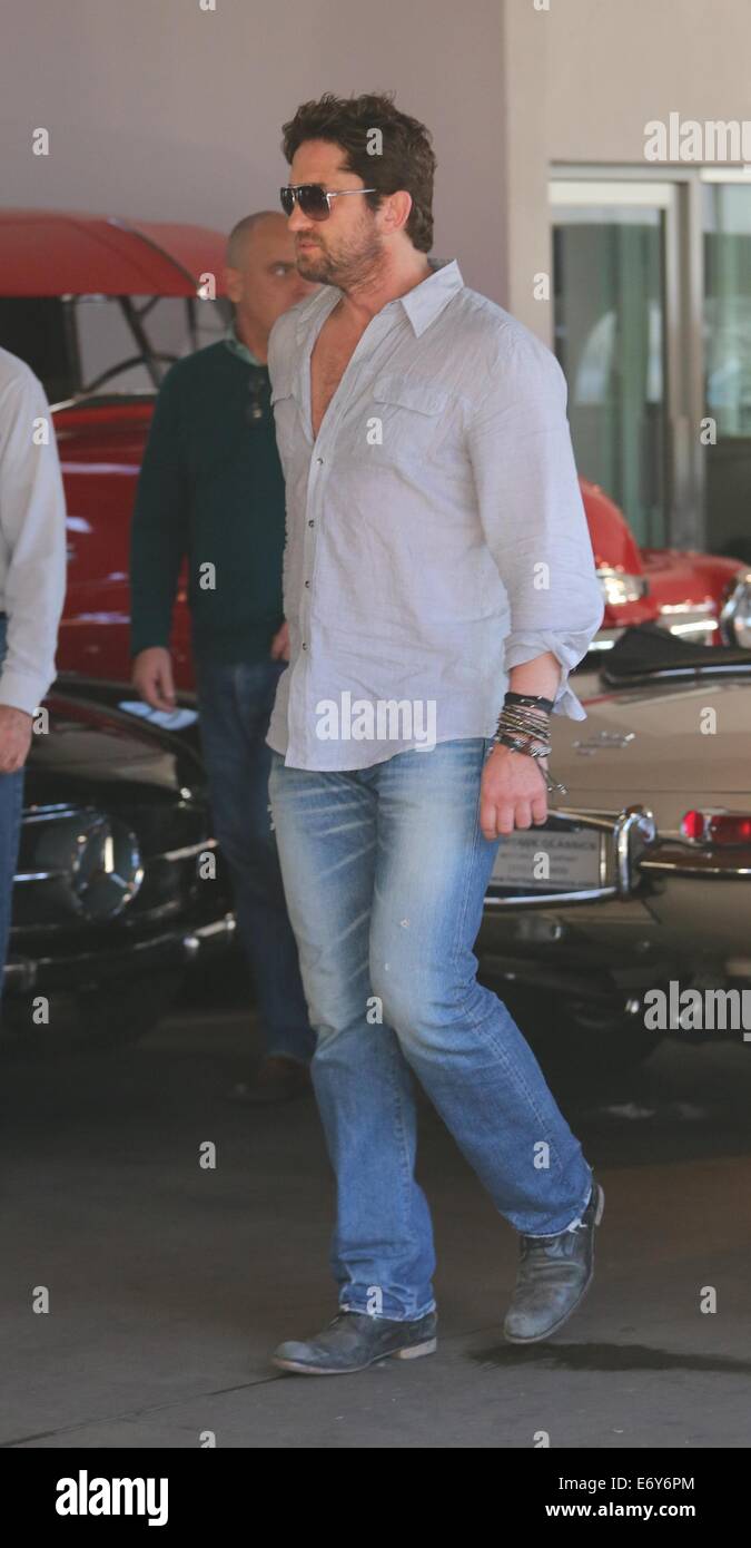 Gerard Butler looks at classic antique automobiles at Heritage Classic ...