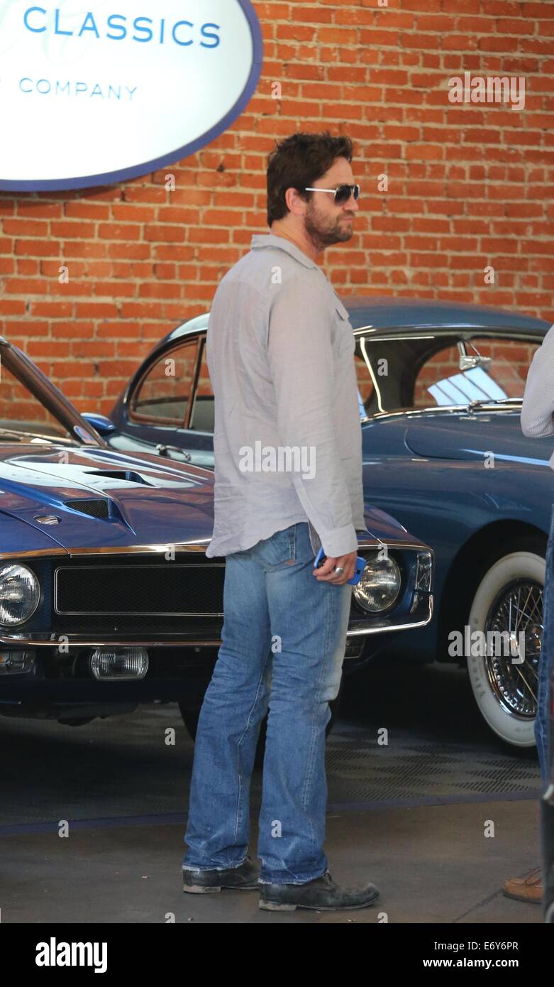 Gerard Butler looks at classic antique automobiles at Heritage Classic ...