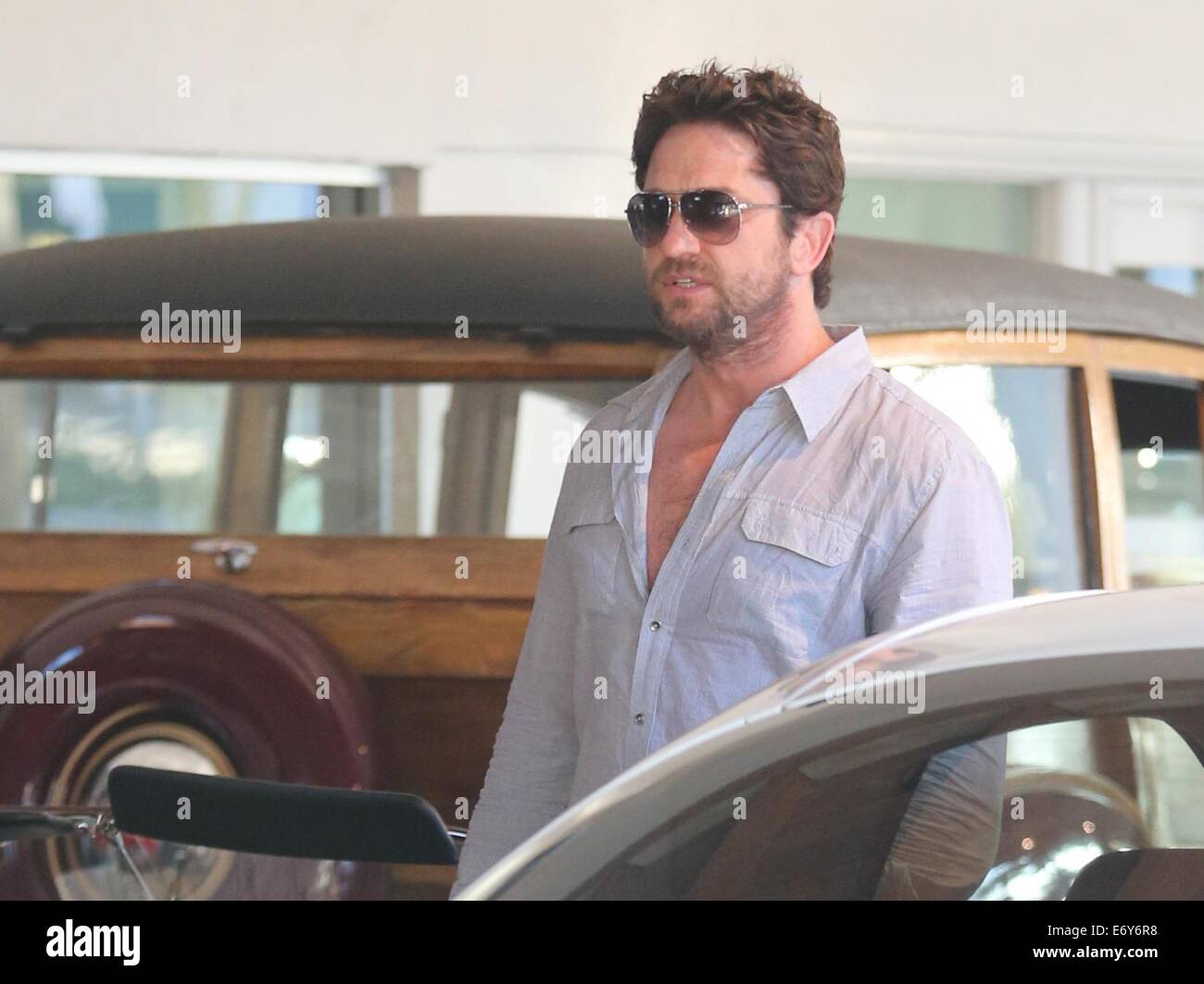 Gerard Butler looks at classic antique automobiles at Heritage Classic ...