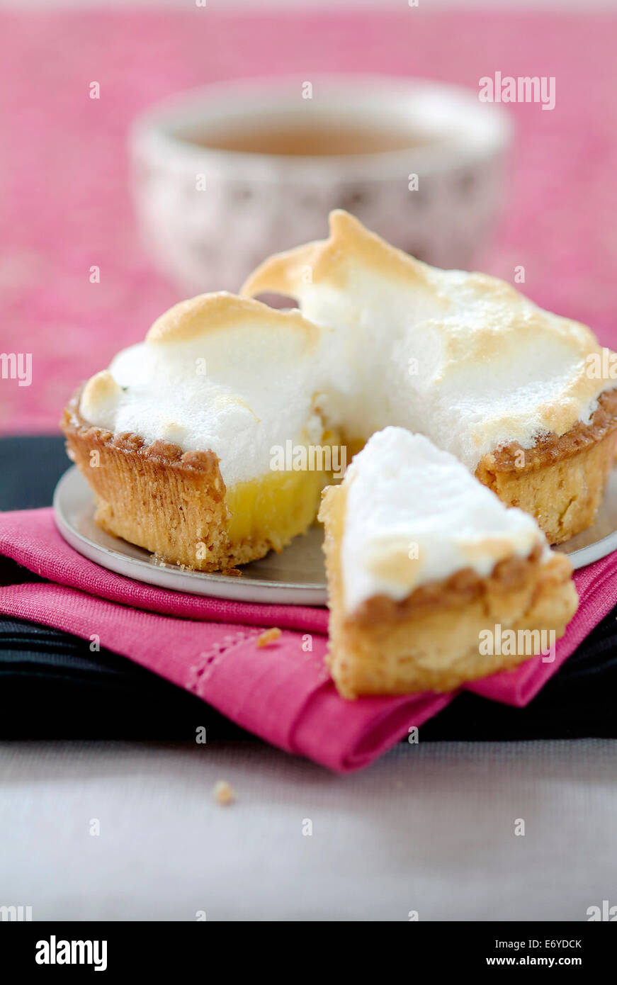 Individual lemon meringue pie Stock Photo - Alamy