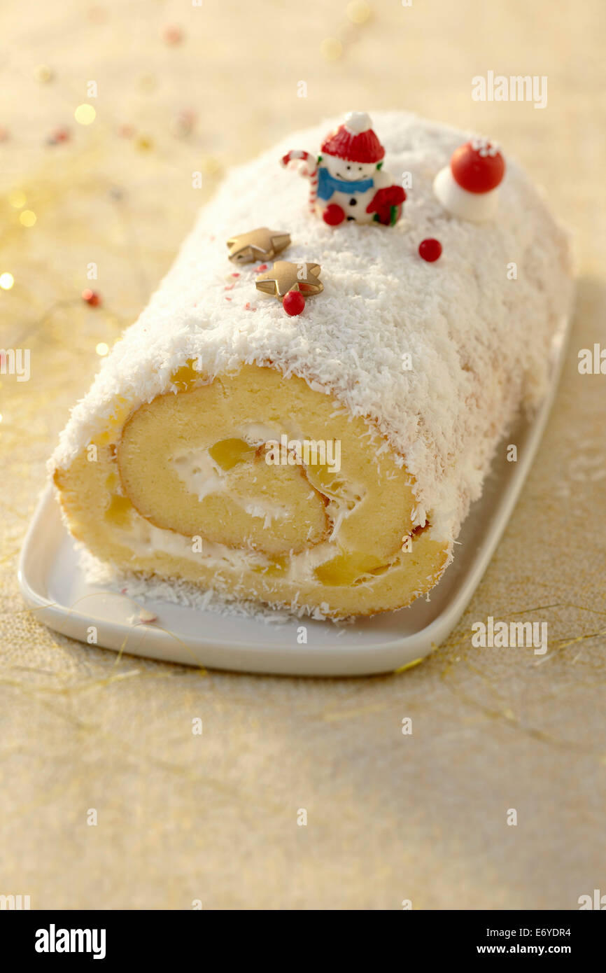Pineapple-coconut log cake Stock Photo - Alamy