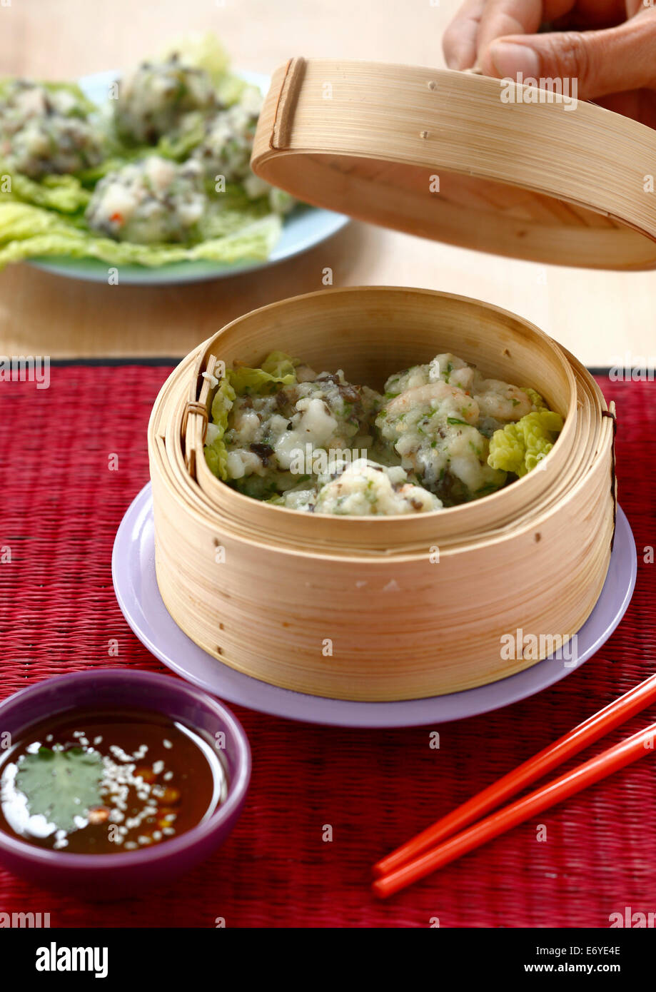 Steamed shrimp and squid dumplings Stock Photo - Alamy