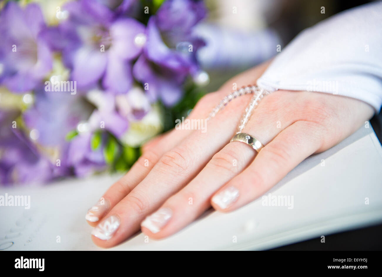 Wedding hand hi-res stock photography and images - Alamy