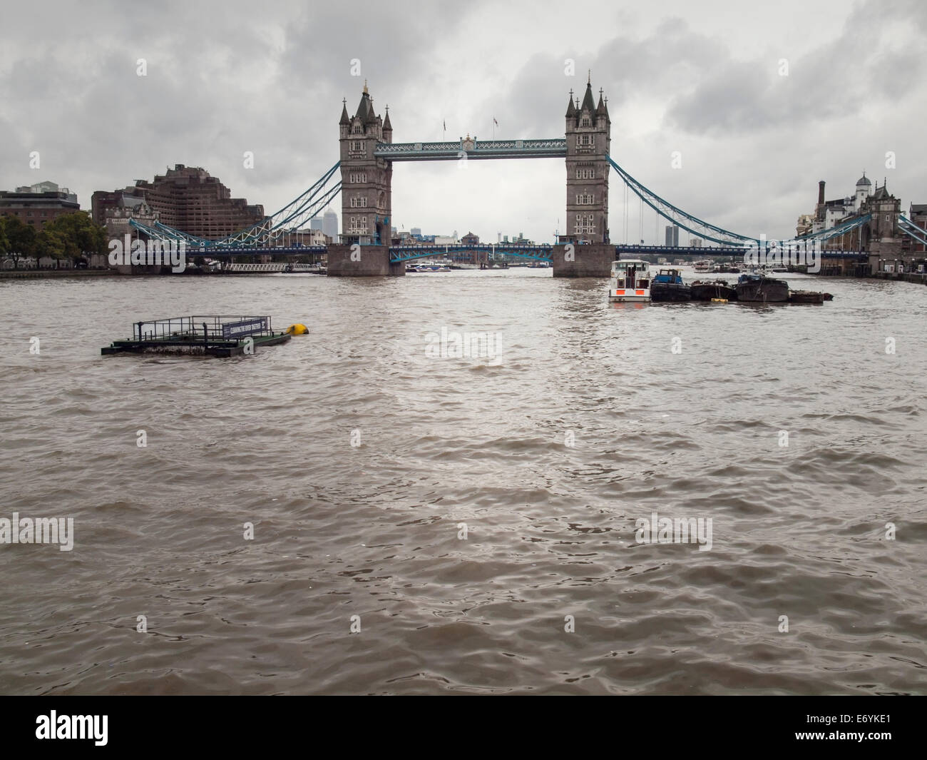 London overcast hi-res stock photography and images - Alamy
