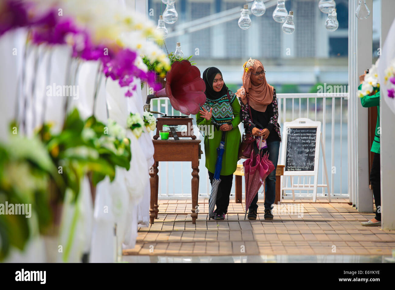 People come to admire the wedding corridor decorated with white clothes ...