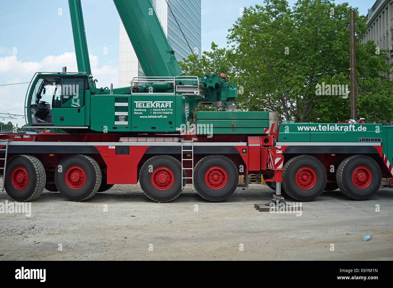 Heavy crane hi-res stock photography and images - Alamy