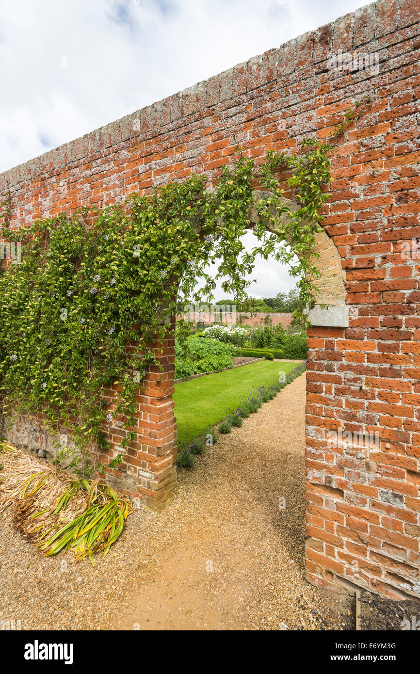 Red brick garden archway hi-res stock photography and images - Alamy